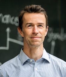 Silicon nanoantennas for tailoring the optical properties of MoS2 ...