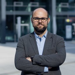 Coordinating donations via an intermediary: The destructive effect of a ...