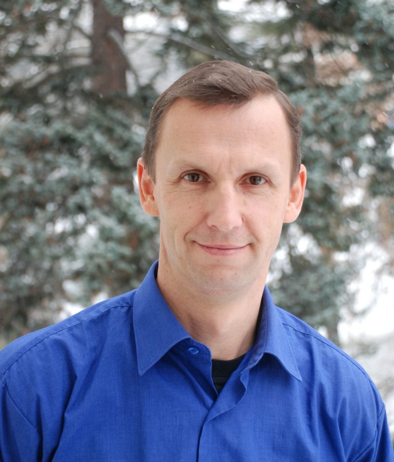 Fine-scale microhabitat niche separation allows coexistence of two ...